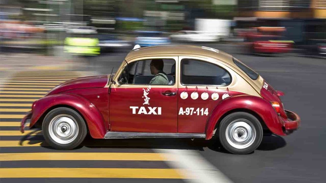 Historia del taxi en México | Cómo han cambiado los modelos y colores ...